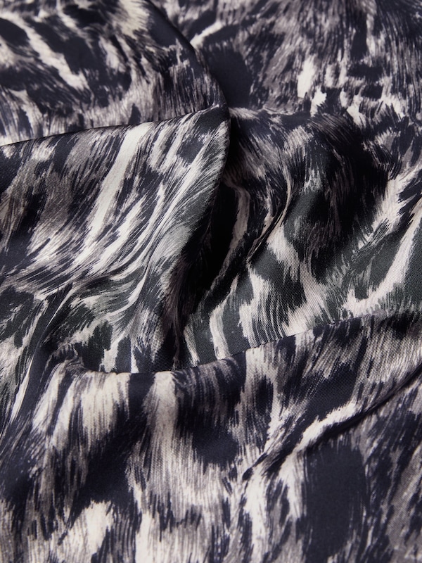 Square in silk with animal print | Givenchy US | Givenchy